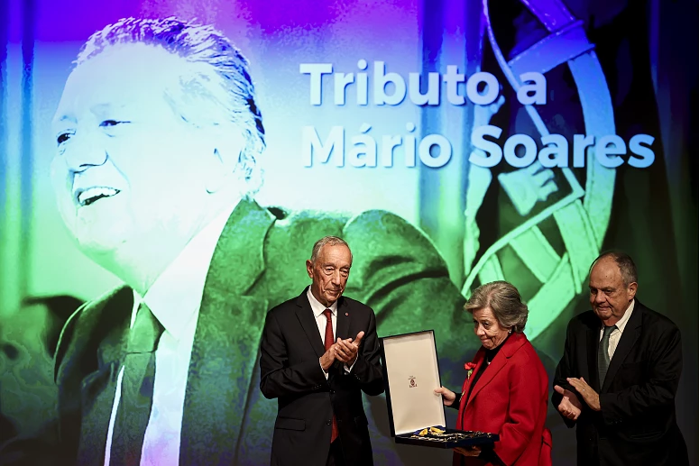 Marcelo condecora Mário Soares a título póstumo com o Grande Colar da ...