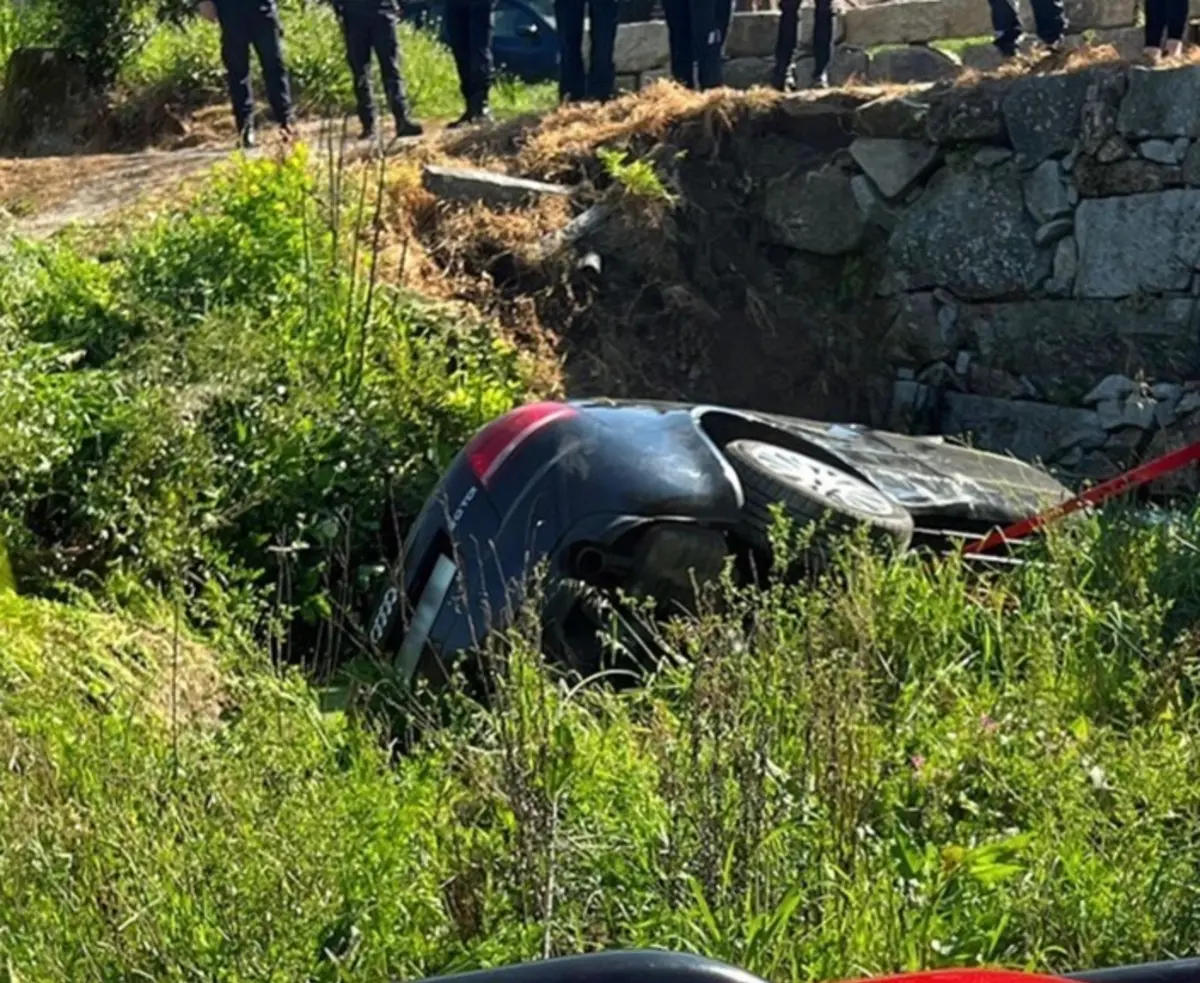 Dois jovens morrem em despiste de carro que caiu dentro de uma presa